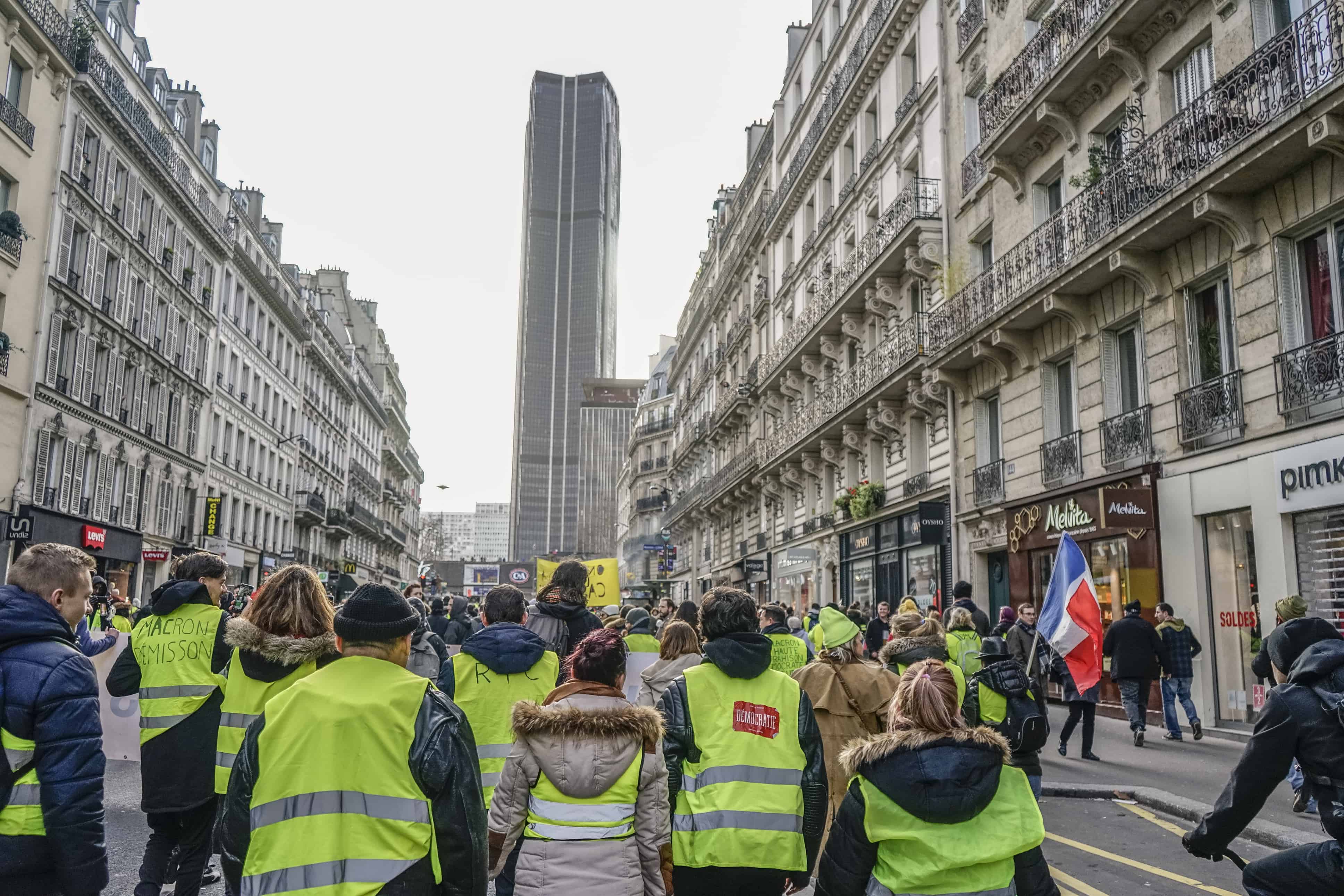 “Yellow Vests” Occupy Streets of Paris - 12StoryLibrary.com